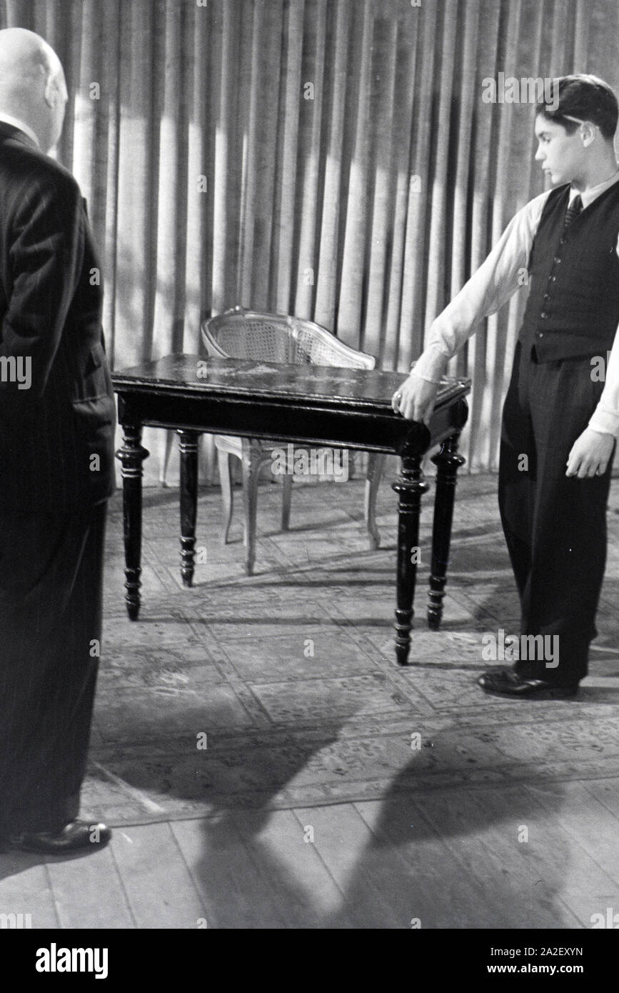 Schauspieler bei Probeaufnahmen für den Film Familienanschluss von Carl ...