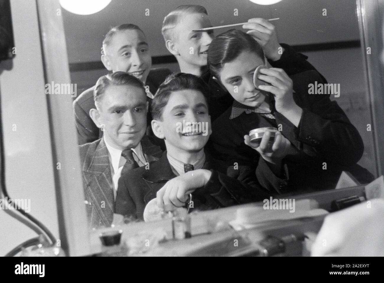 Schauspieler beim schminken für die Probeaufnahmen für den Film ...