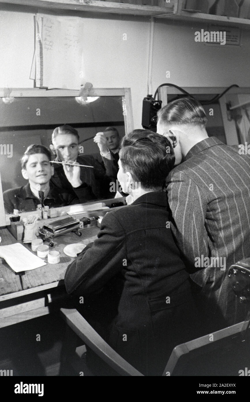 Schauspieler beim schminken für die Probeaufnahmen für den Film ...