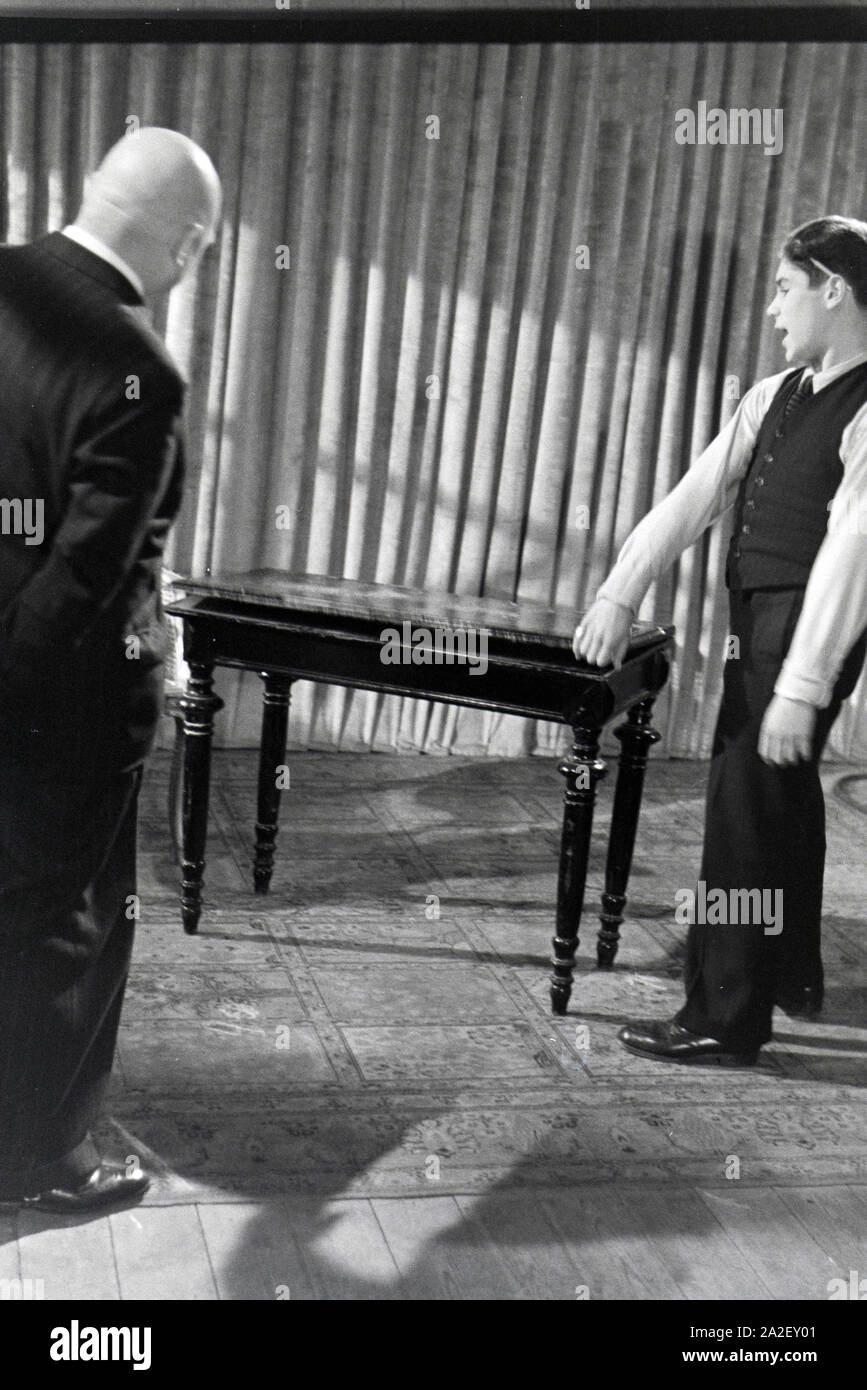 Schauspieler bei Probeaufnahmen für den Film Familienanschluss von Carl ...