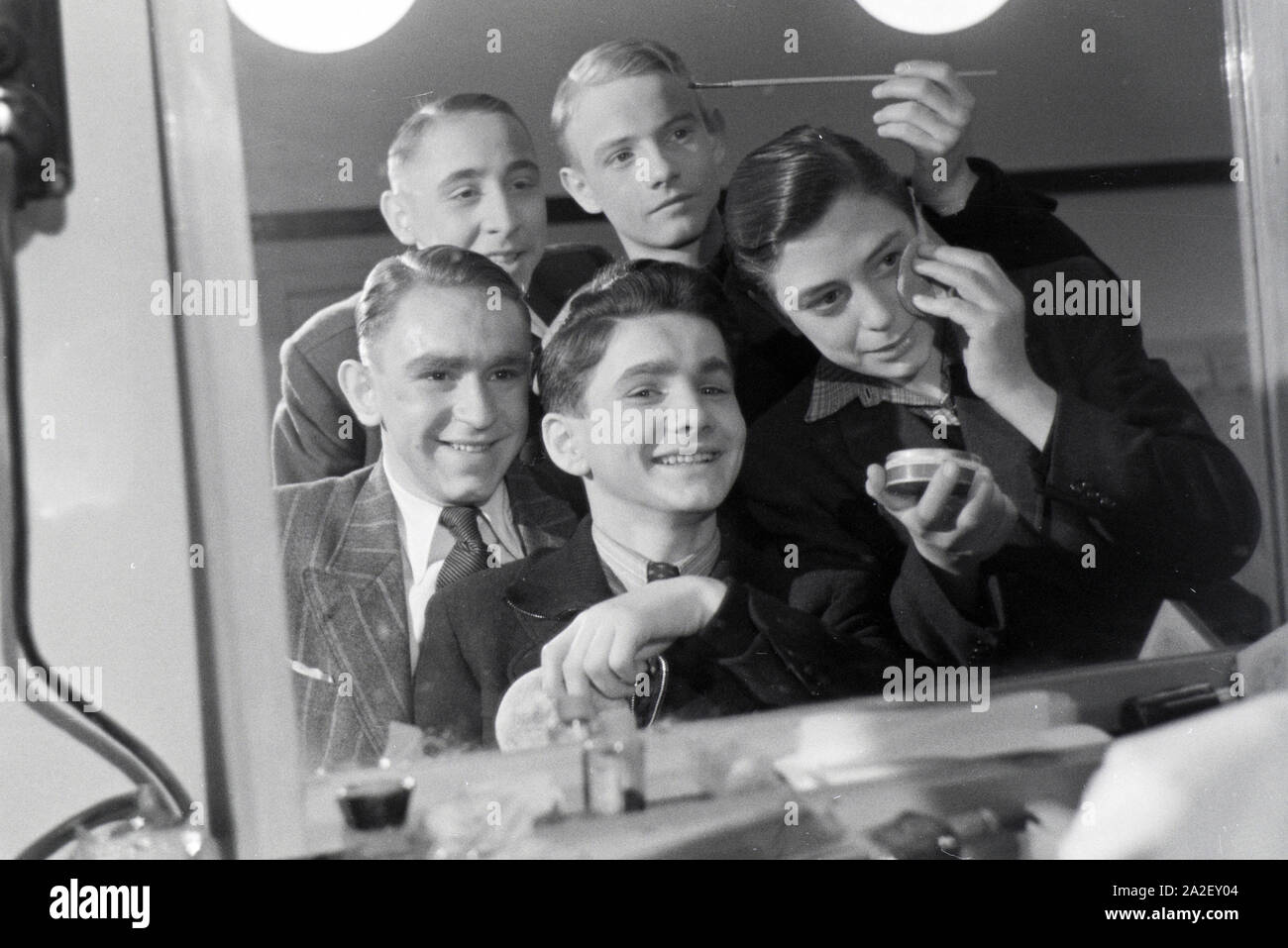 Schauspieler beim schminken für die Probeaufnahmen für den Film ...