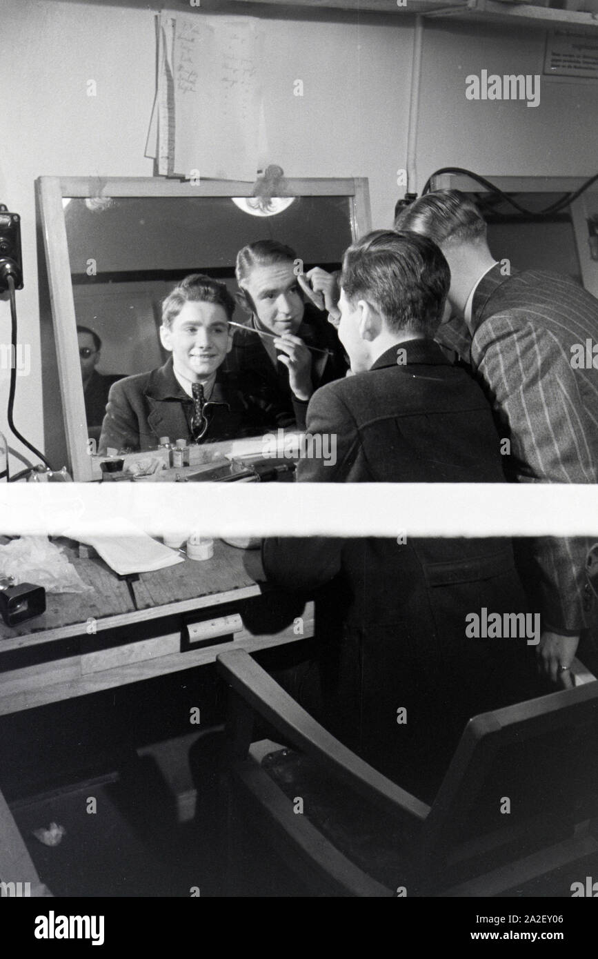 Schauspieler beim schminken für die Probeaufnahmen für den Film ...