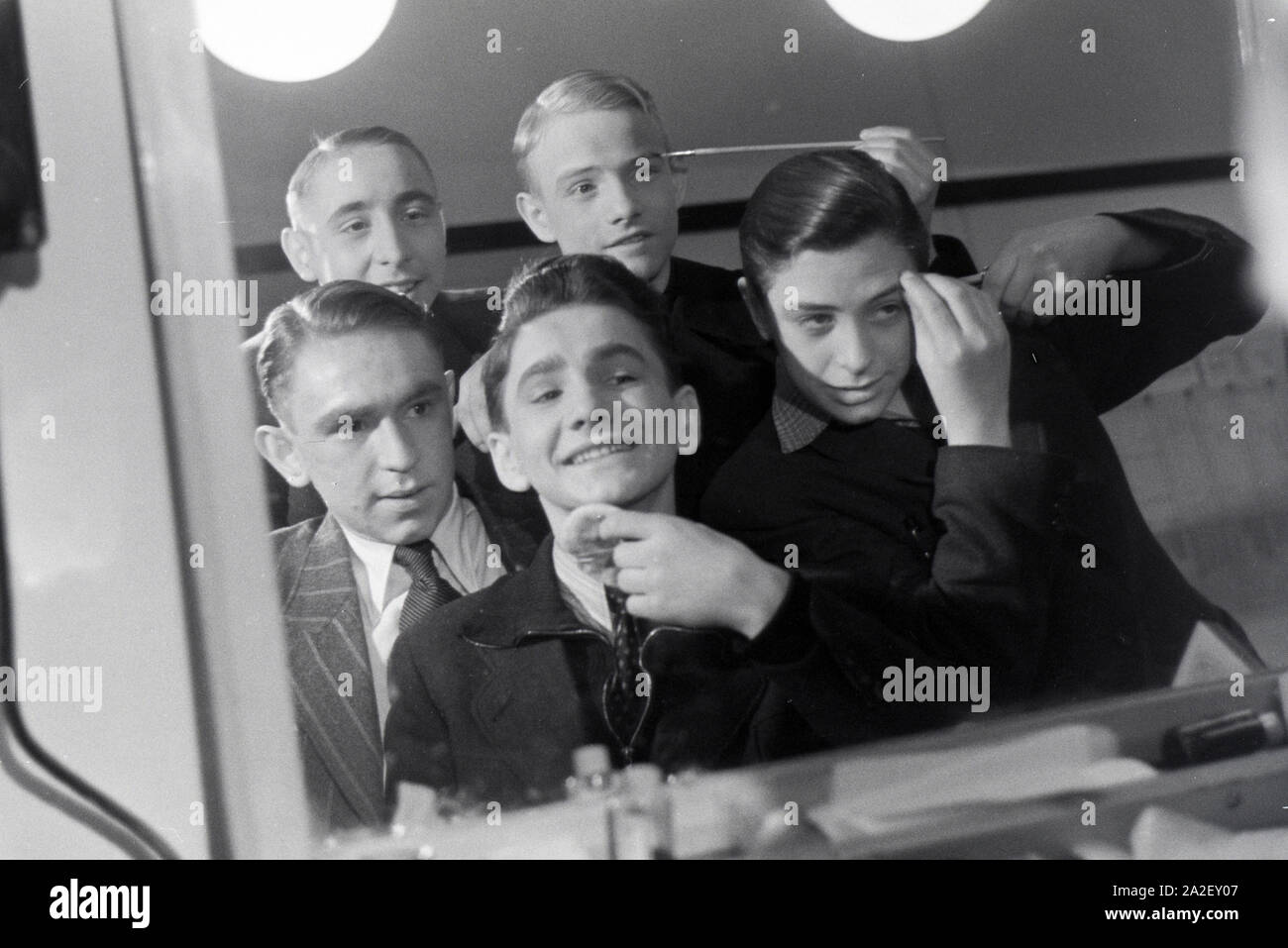 Schauspieler beim schminken für die Probeaufnahmen für den Film ...