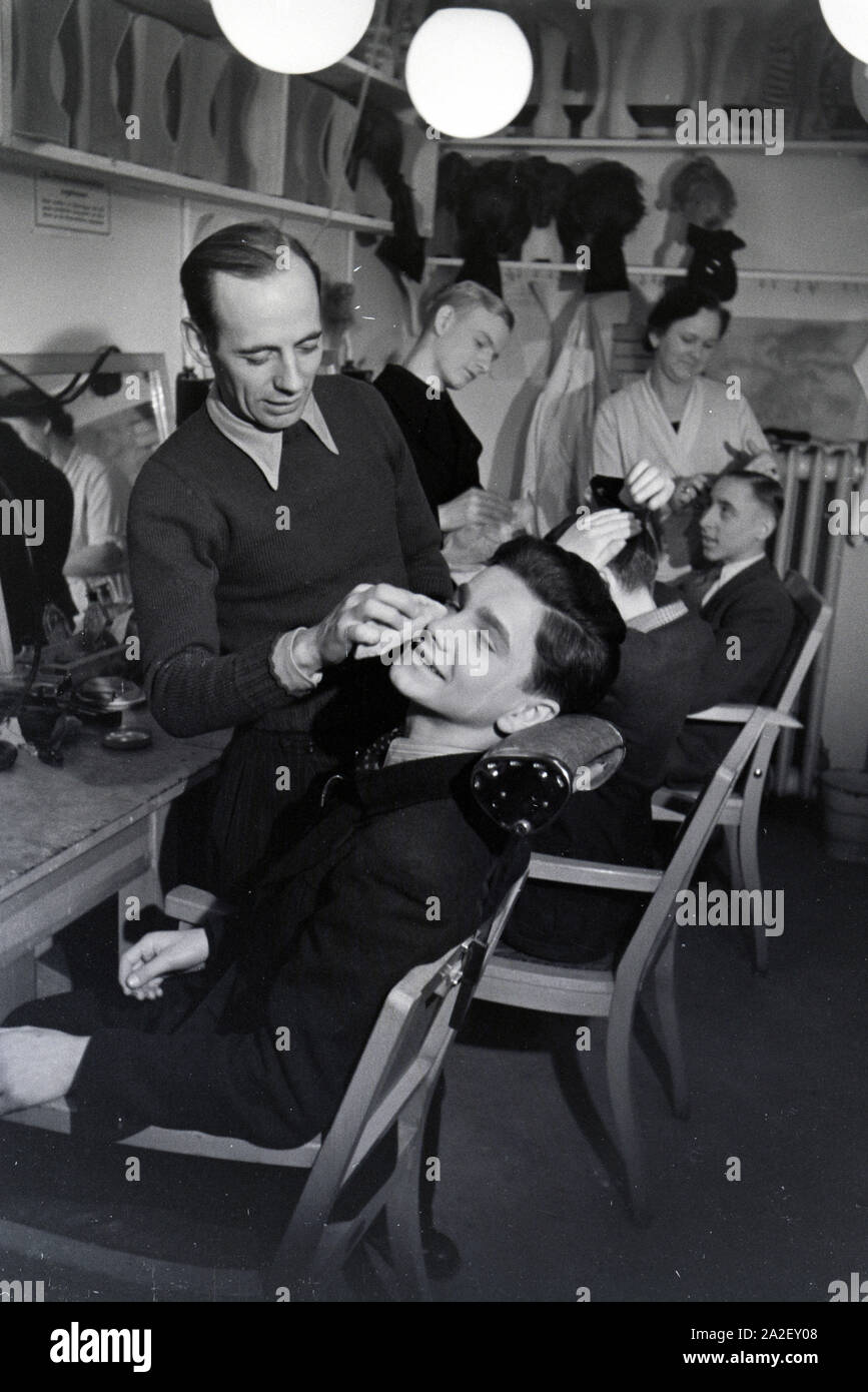 Schauspieler werden für die Probeaufnahmen für den Film ...