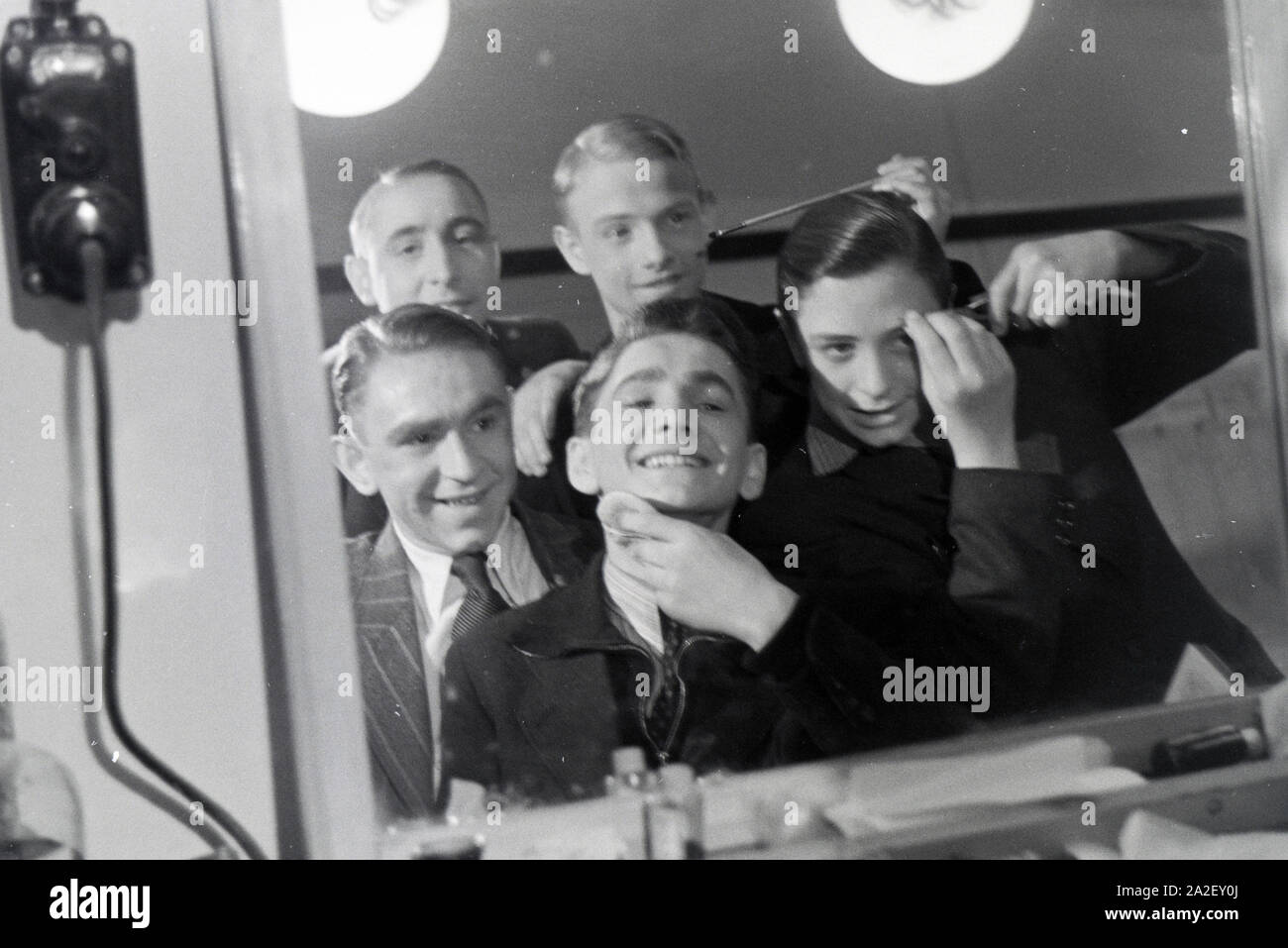 Schauspieler beim schminken für die Probeaufnahmen für den Film ...