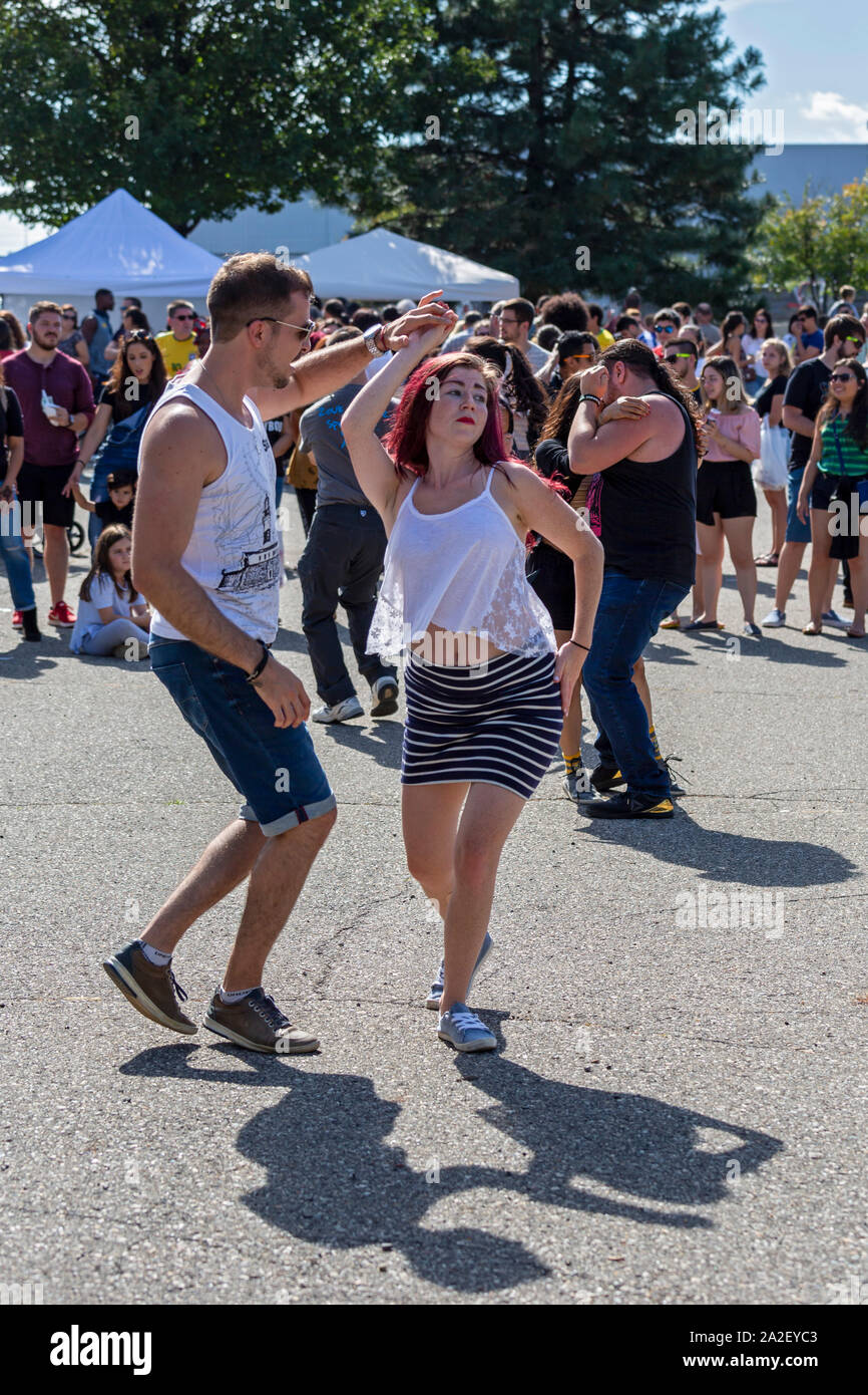 Couple street dance hi-res stock photography and images - Alamy