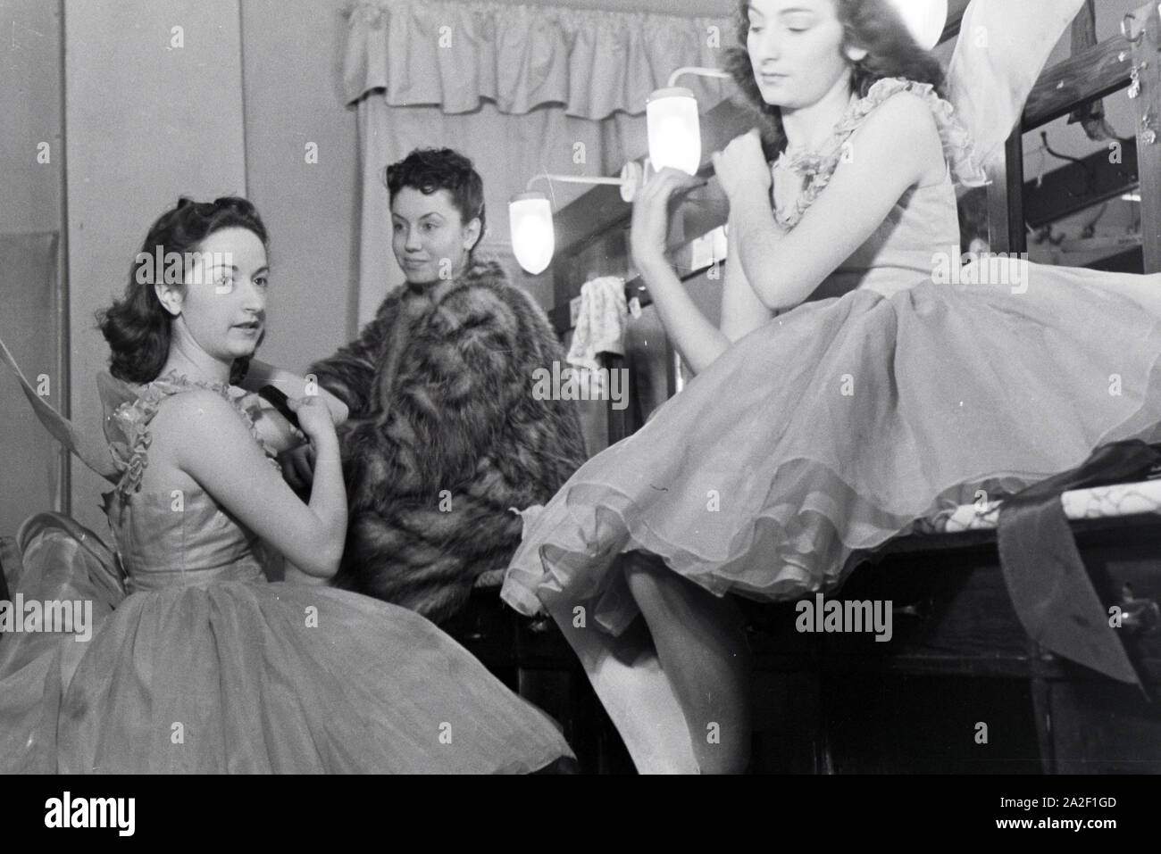 Chorus girls in dressing room hi-res stock photography and images - Alamy