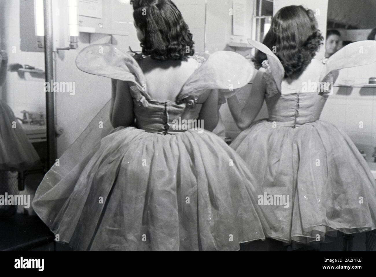 Chorus girls in dressing room hi-res stock photography and images - Alamy