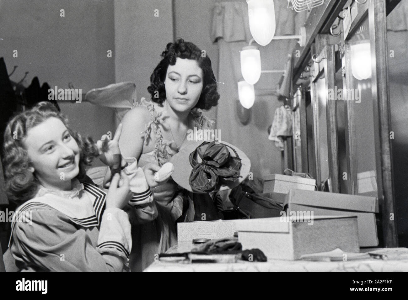 Chorus girls in dressing room hi-res stock photography and images - Alamy