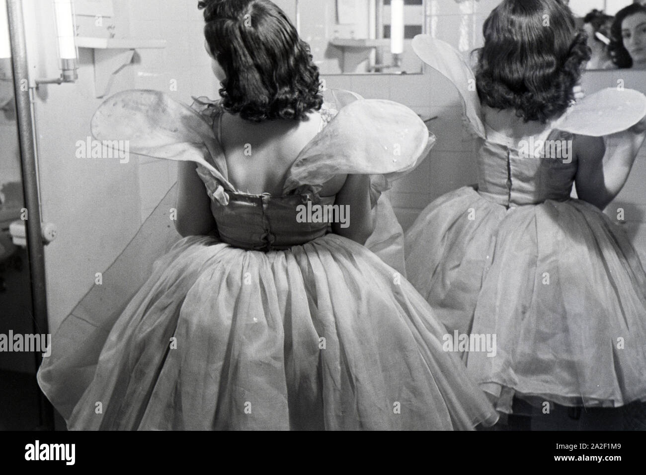 Chorus girls in dressing room hi-res stock photography and images - Alamy