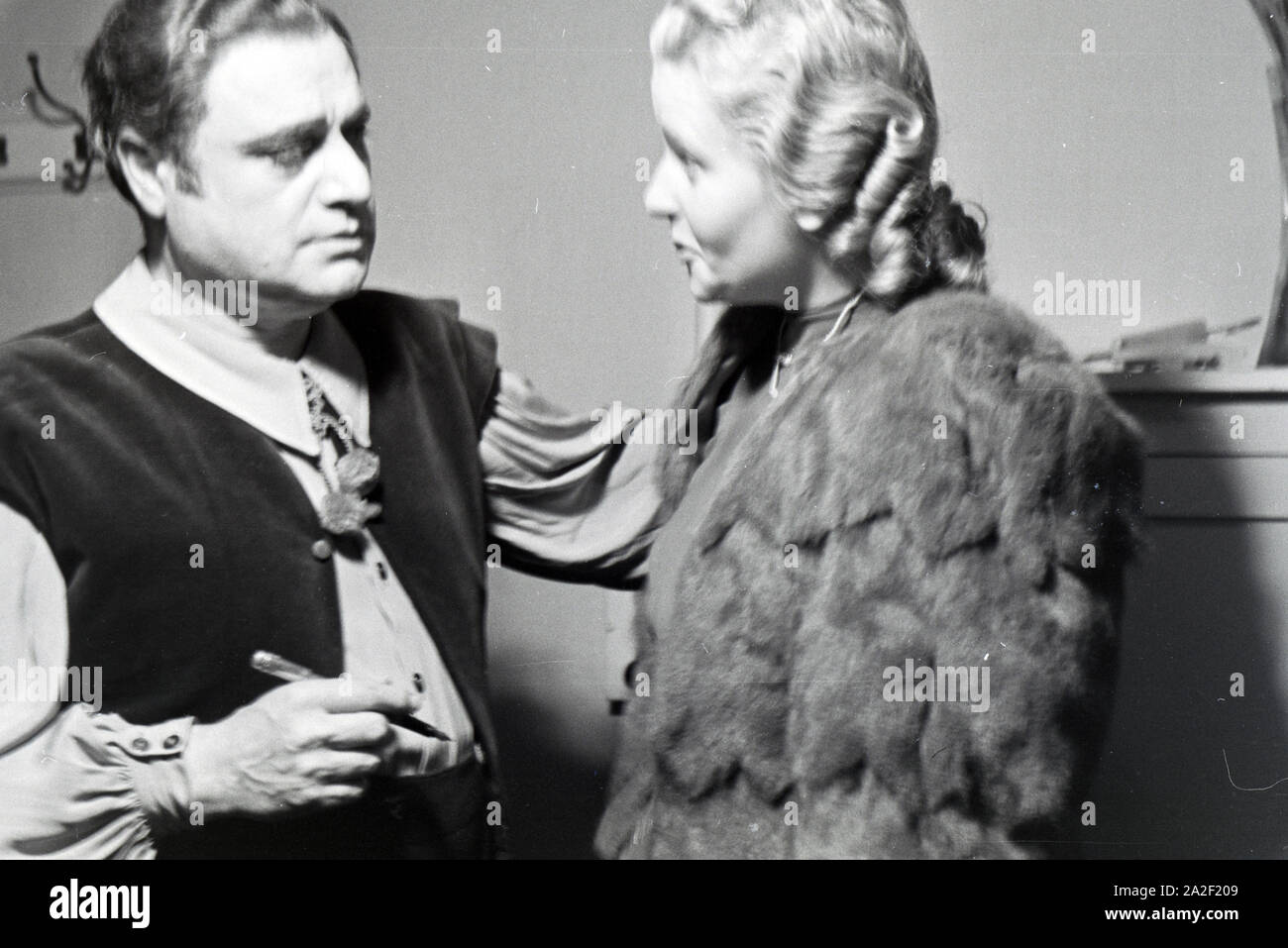 Ein Opernsänger empfängt Besuch im Opernhaus in Rom; Italien 1940er ...