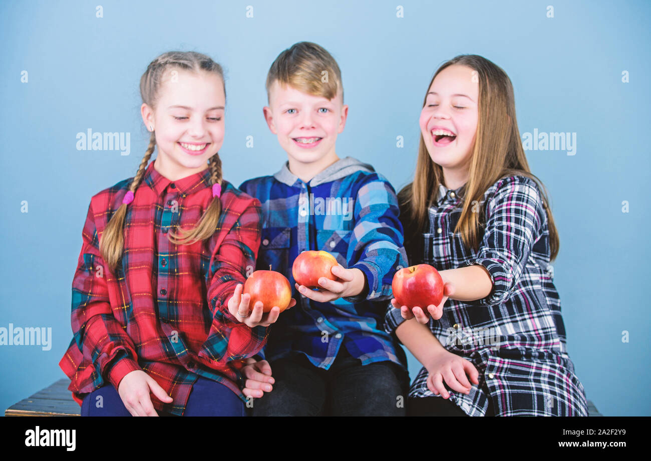 Boy and girls friends eat apple. Teens with healthy snack. Healthy ...