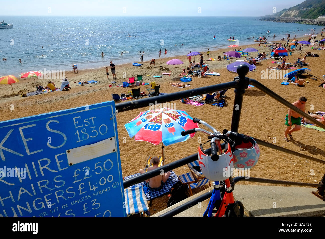 Busy Ventnor Beach at the height of the summer season in August in good ...