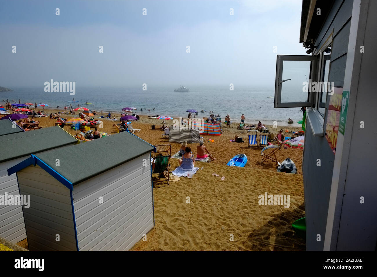 Busy Ventnor Beach at the height of the summer season in August in good ...