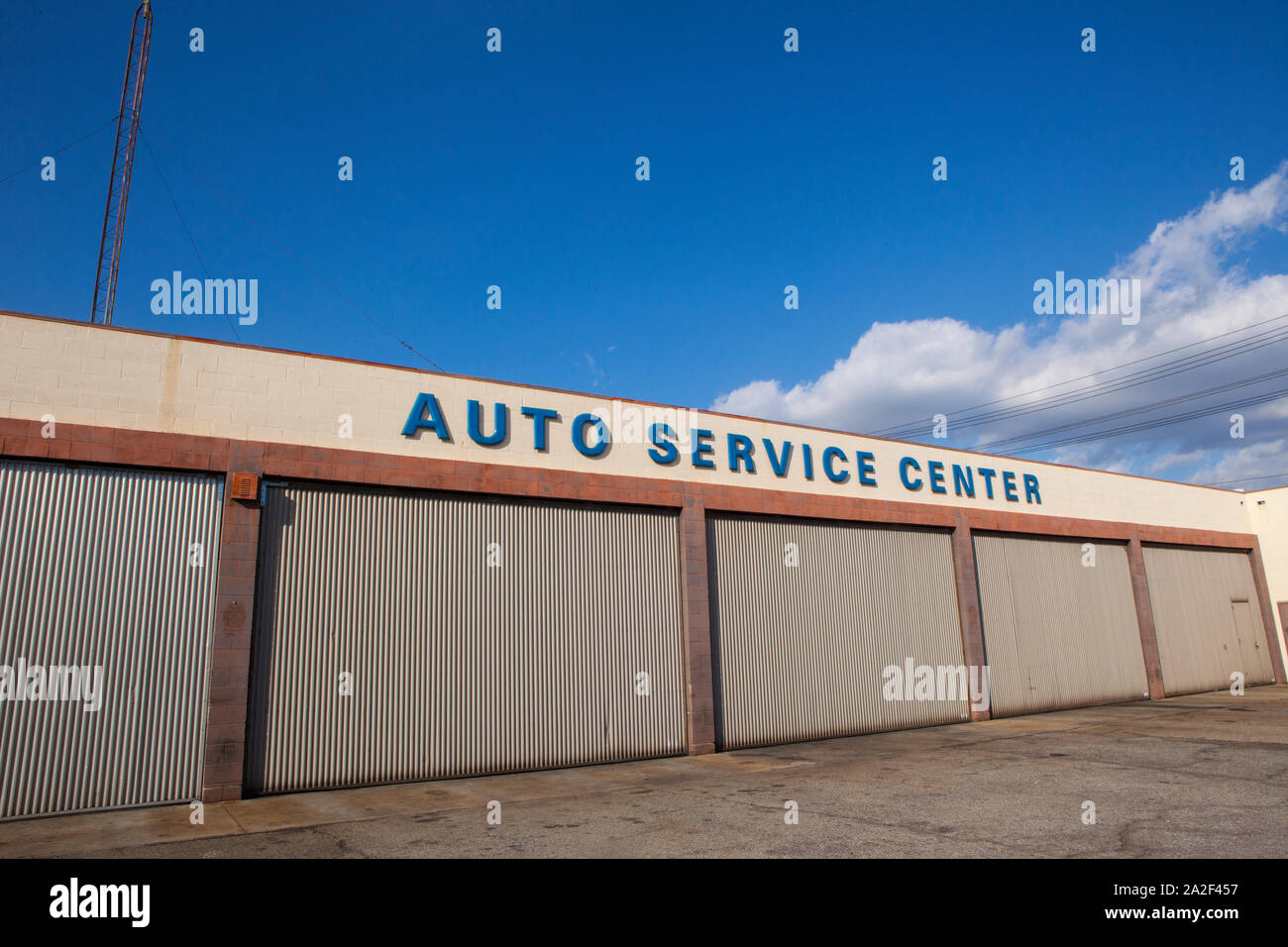 Empty auto dealership hi-res stock photography and images - Alamy