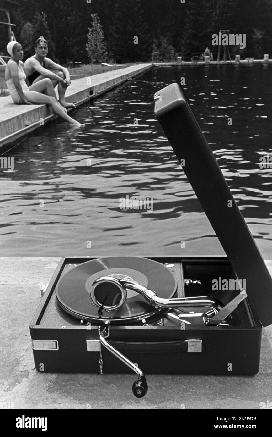 Im Freibad mit einem Kofferplattenspieler der Marke Electrola ...