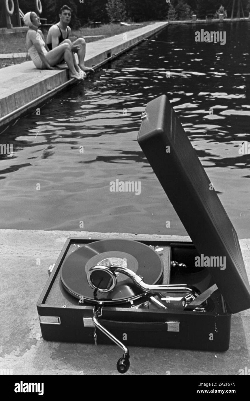 Im Freibad mit einem Kofferplattenspieler der Marke Electrola ...