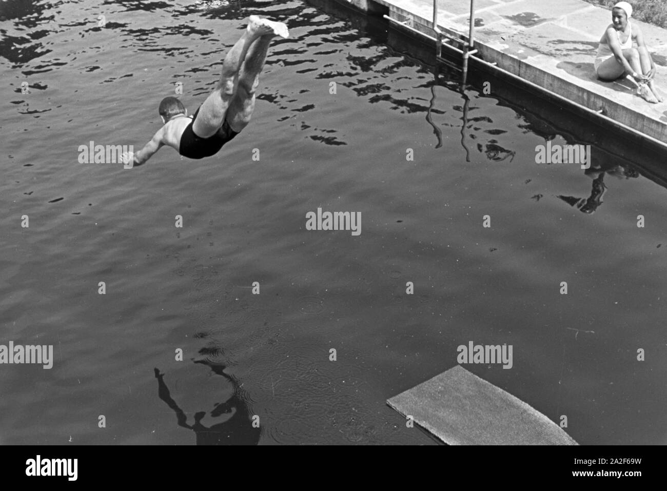 Im Freibad an einem heißen Sommertag, Deutschland 1930er Jahre. In the ...