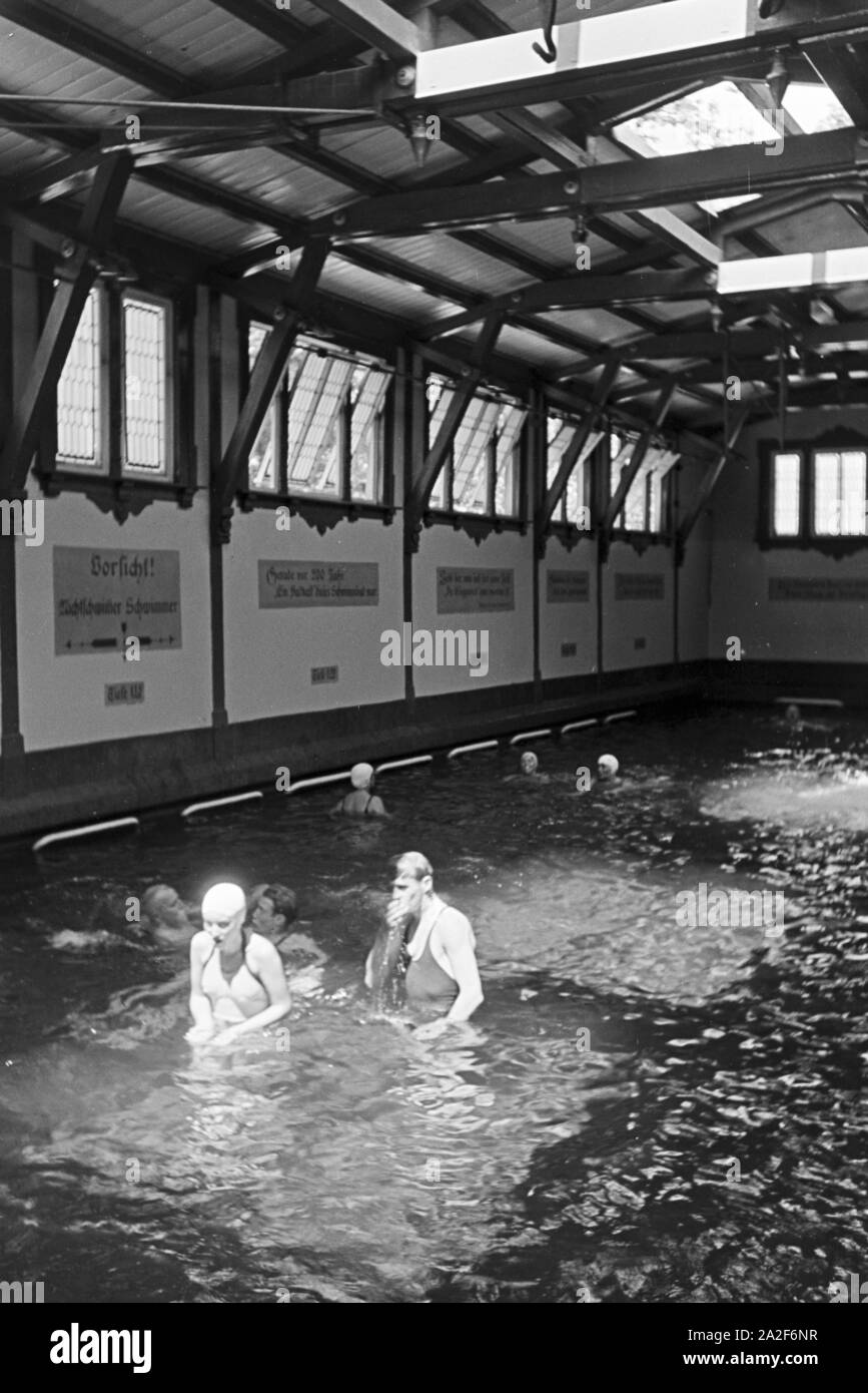 In einem Stuttgarter Schwimmbad, Deutschland 1930er Jahre. In a public ...
