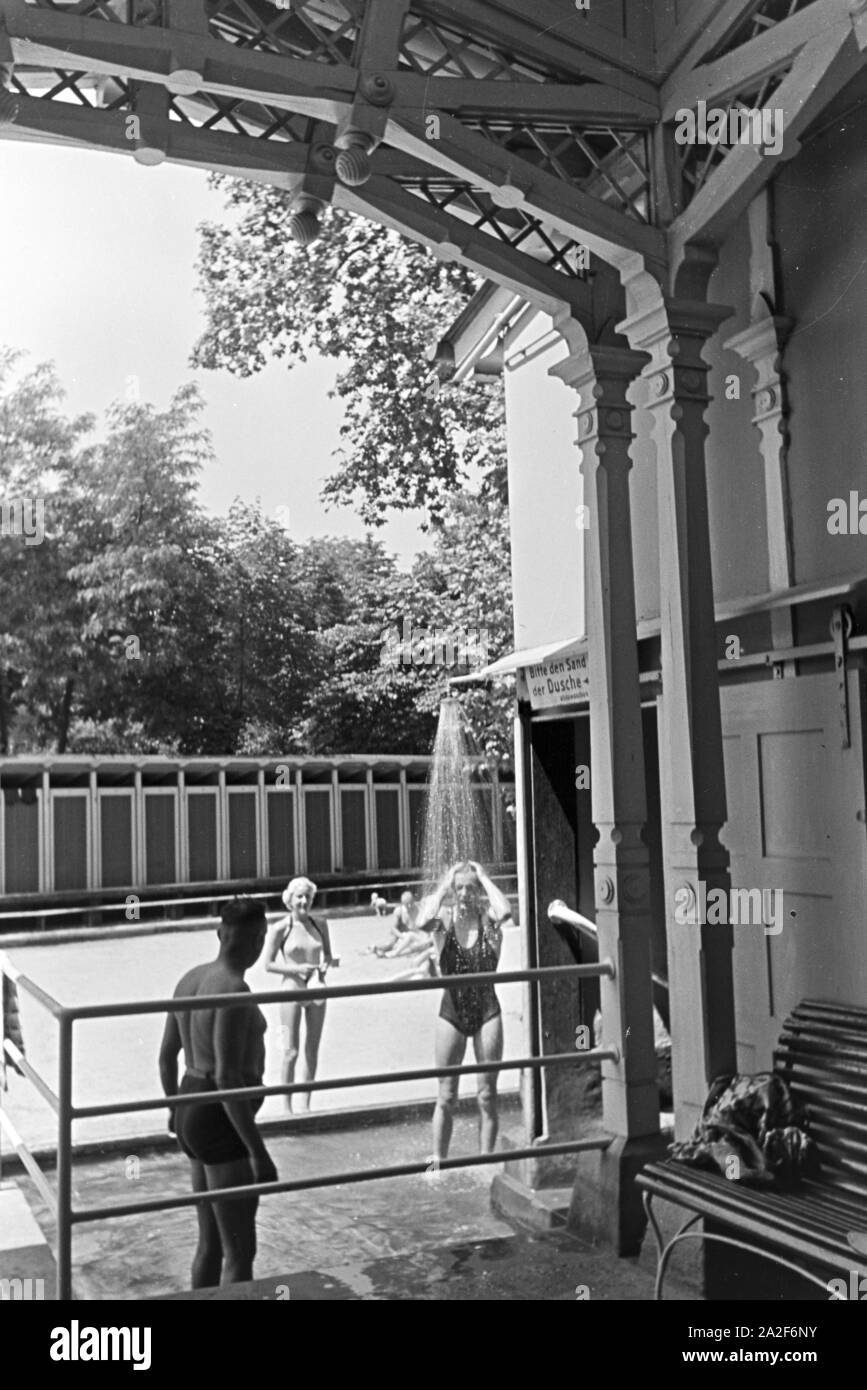 In einem Stuttgarter Schwimmbad, Deutschland 1930er Jahre. In a public ...