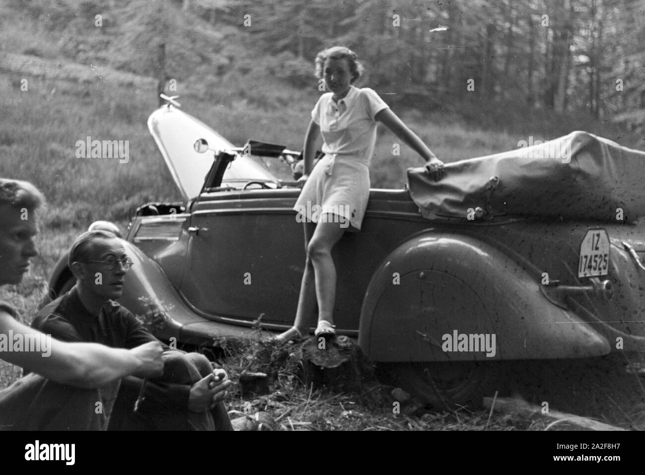 Deutschland 1930er jahre a tour group pausing on a meadow hi-res stock ... Deutschland 1930er jahre a tour group pausing on a meadow hi-res stock ...