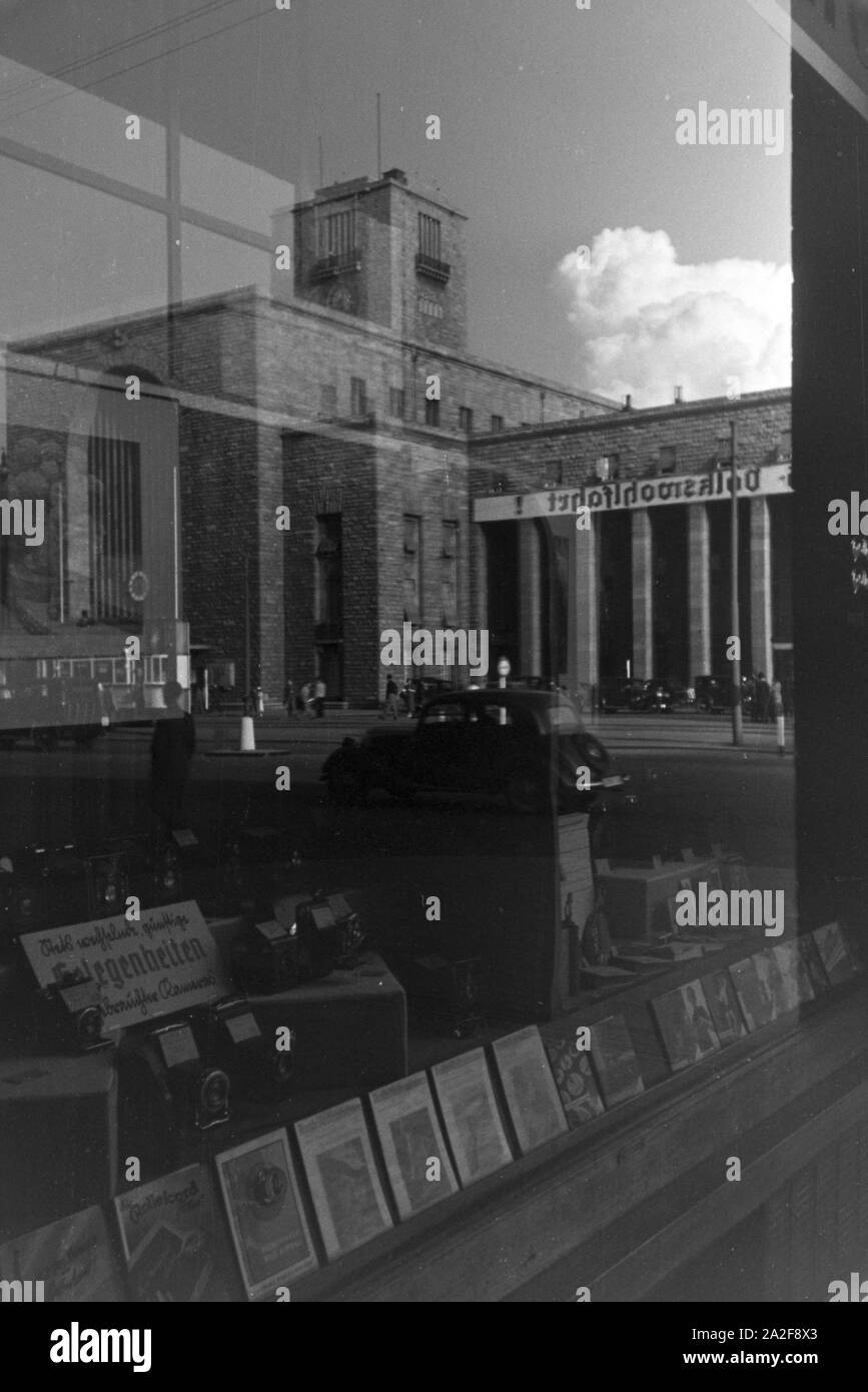 1930s shop window hi-res stock photography and images - Alamy