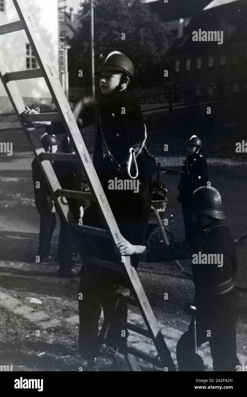 Ein Junge von der Kinderfeuerwehr erklettert bei einer Feuerwehrübung ...