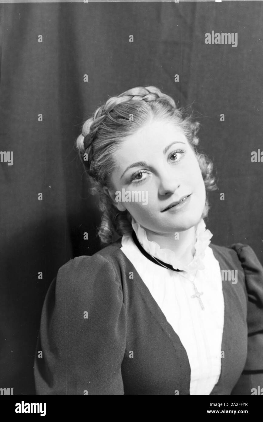Die deutsche Schauspielerin Gisela Uhlen in ihrer Rolle als Luise in ...