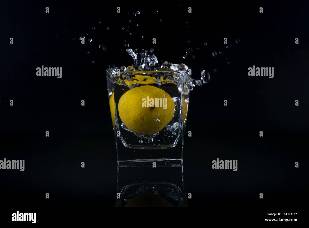 Lemon juice splash hi-res stock photography and images - Alamy