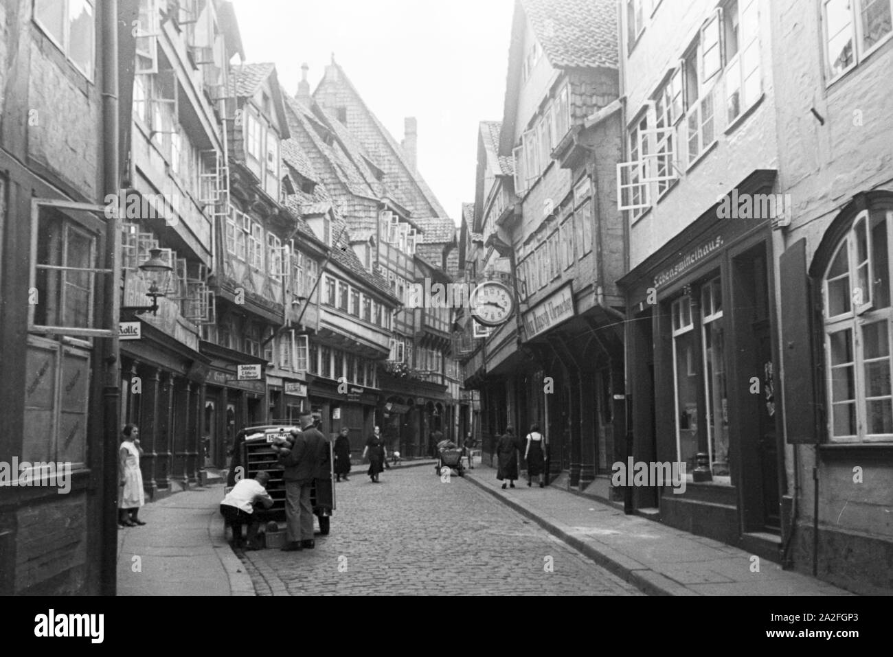 Shops businesses in old Black and White Stock Photos & Images - Alamy