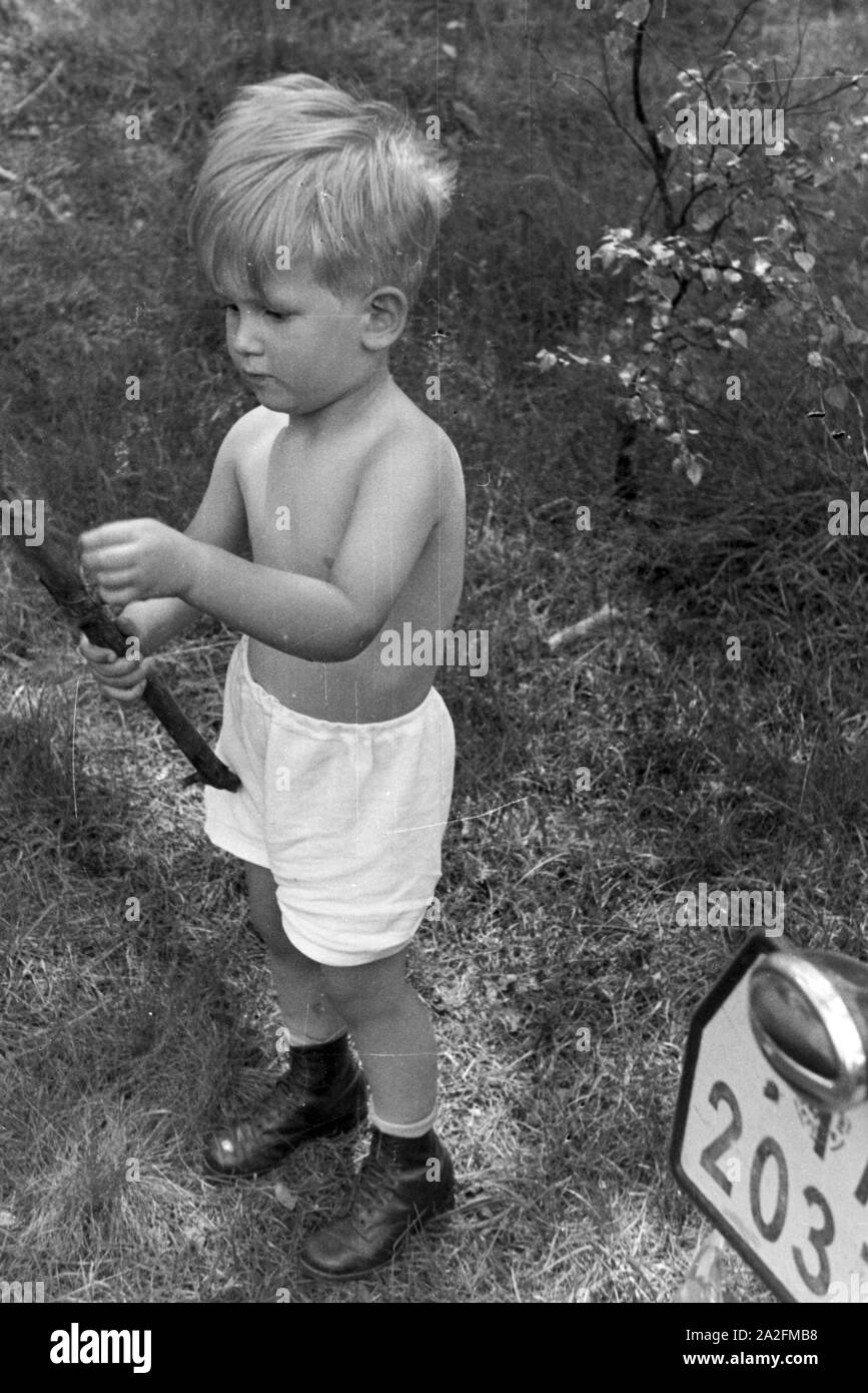 Spielender kleiner junge hi-res stock photography and images - Alamy