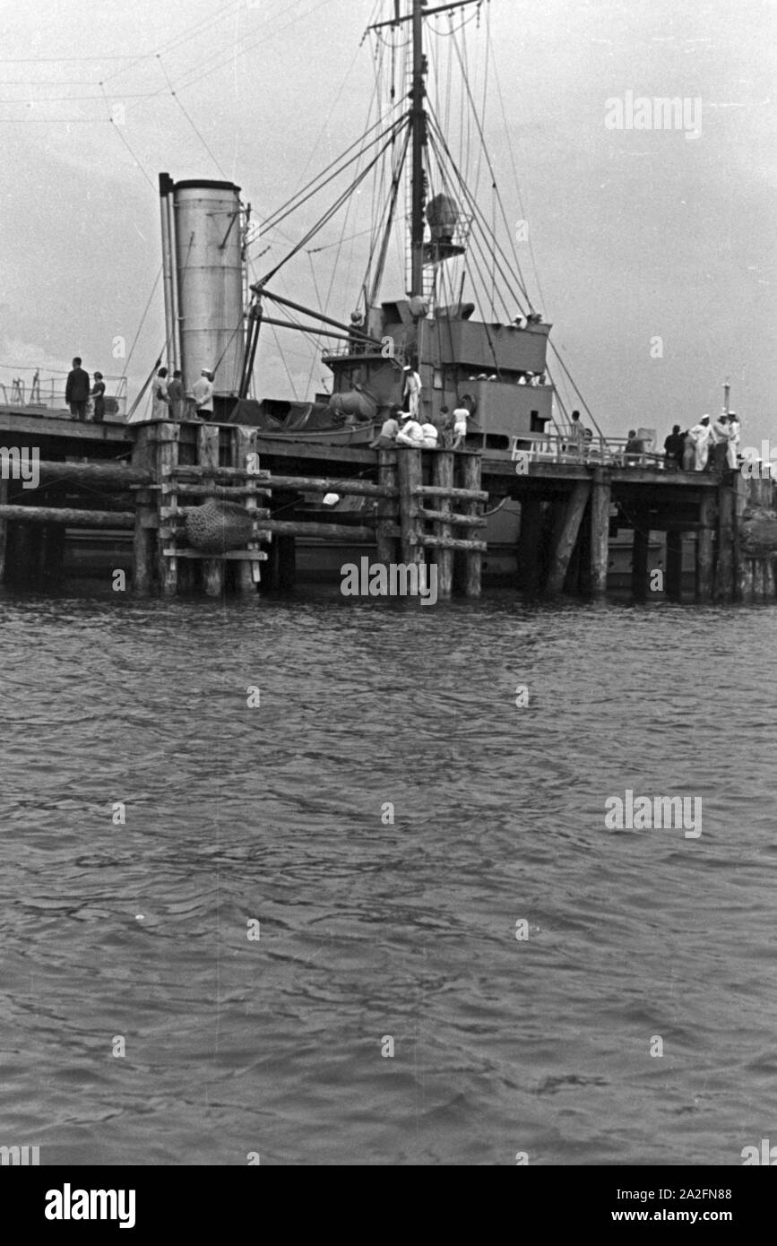 Steam ship 1930s hi-res stock photography and images - Alamy