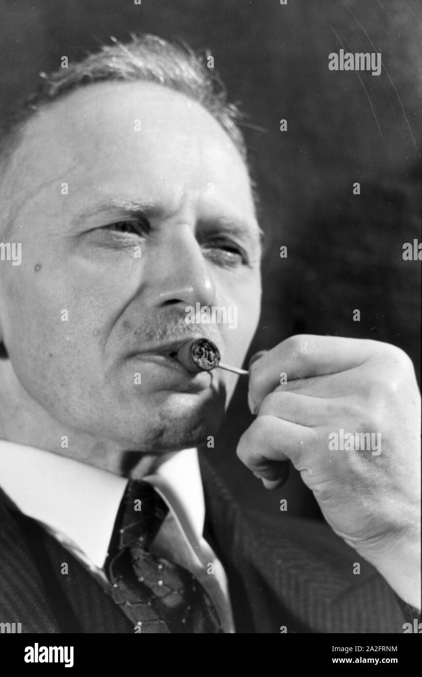 Ein Mann raucht Zigarre für eine Werbekampagne, Deutsches Reich 1930er ...
