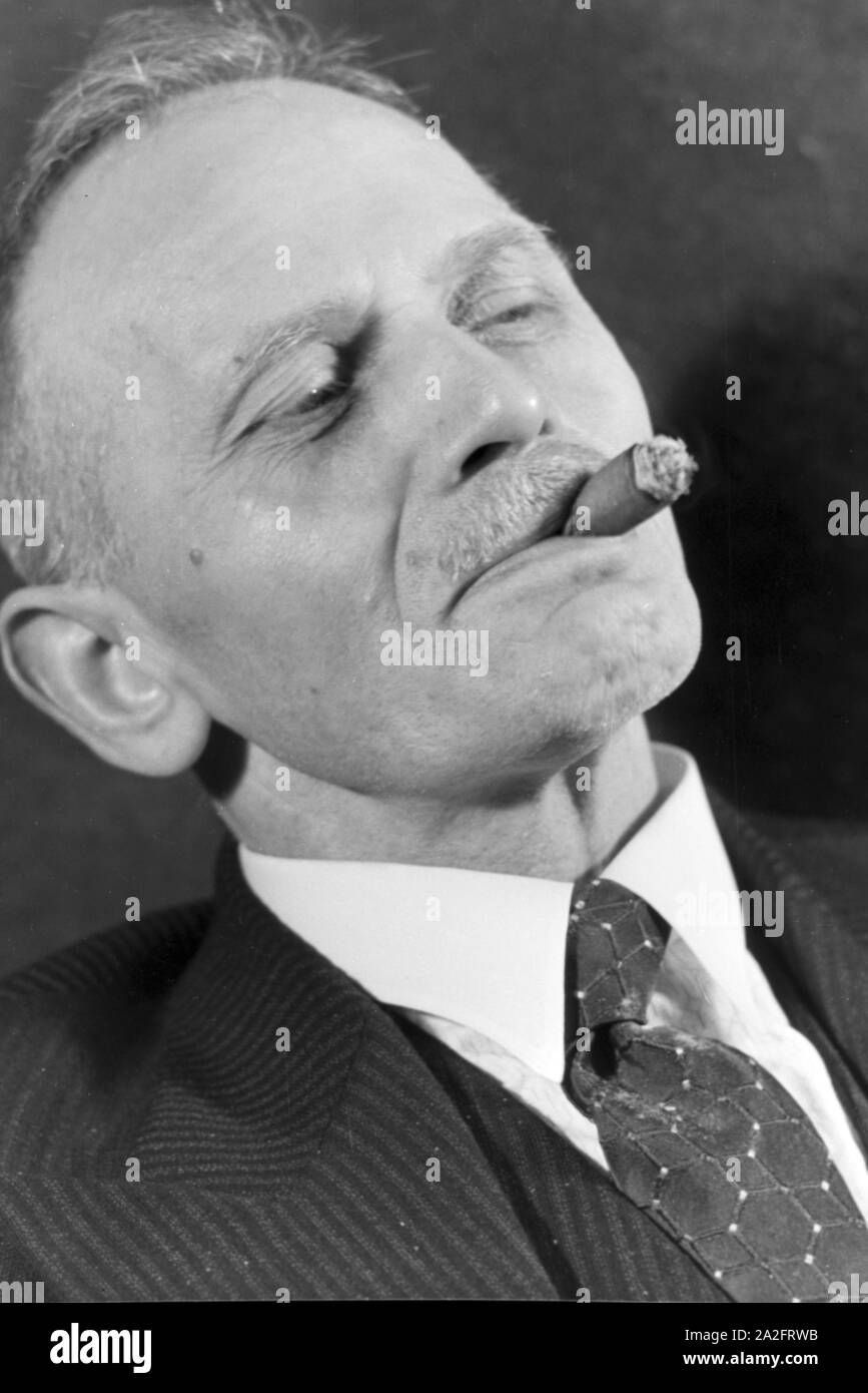 Man tux cigarette Black and White Stock Photos & Images - Alamy