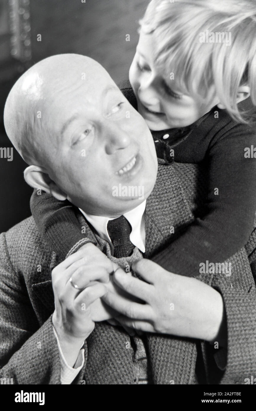 Vater und Sohn einer kinderreichen Familie, Deutsches Reich 1930er ...