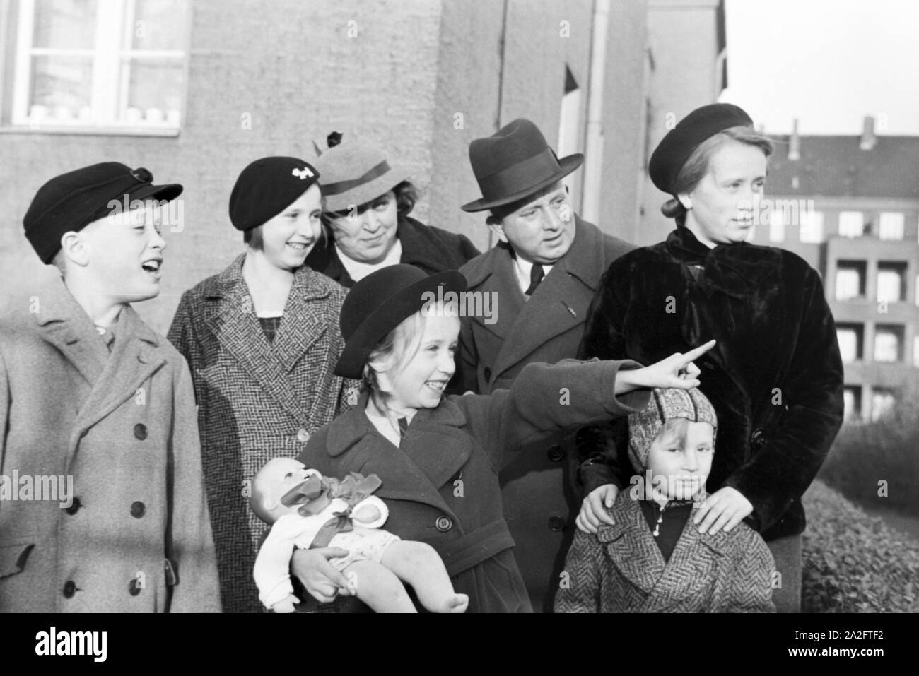 Die Mitglieder einer kinderreichen Familie auf dem Weg zur Verleihung ...