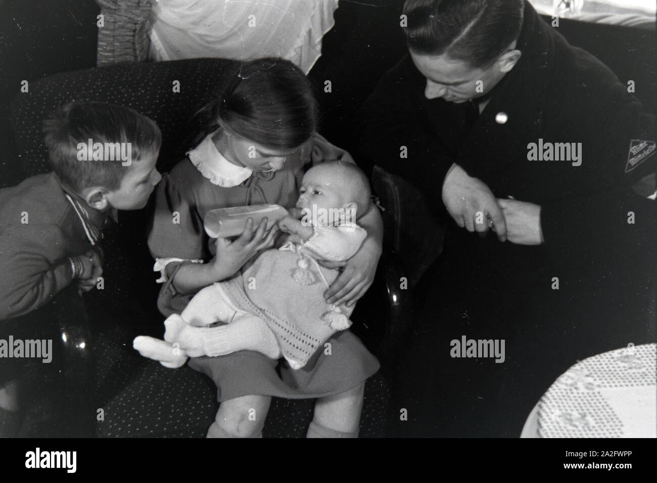 Mitglieder einer kinderreichen Familie mit dem Neugeborenen, Deutsches ...