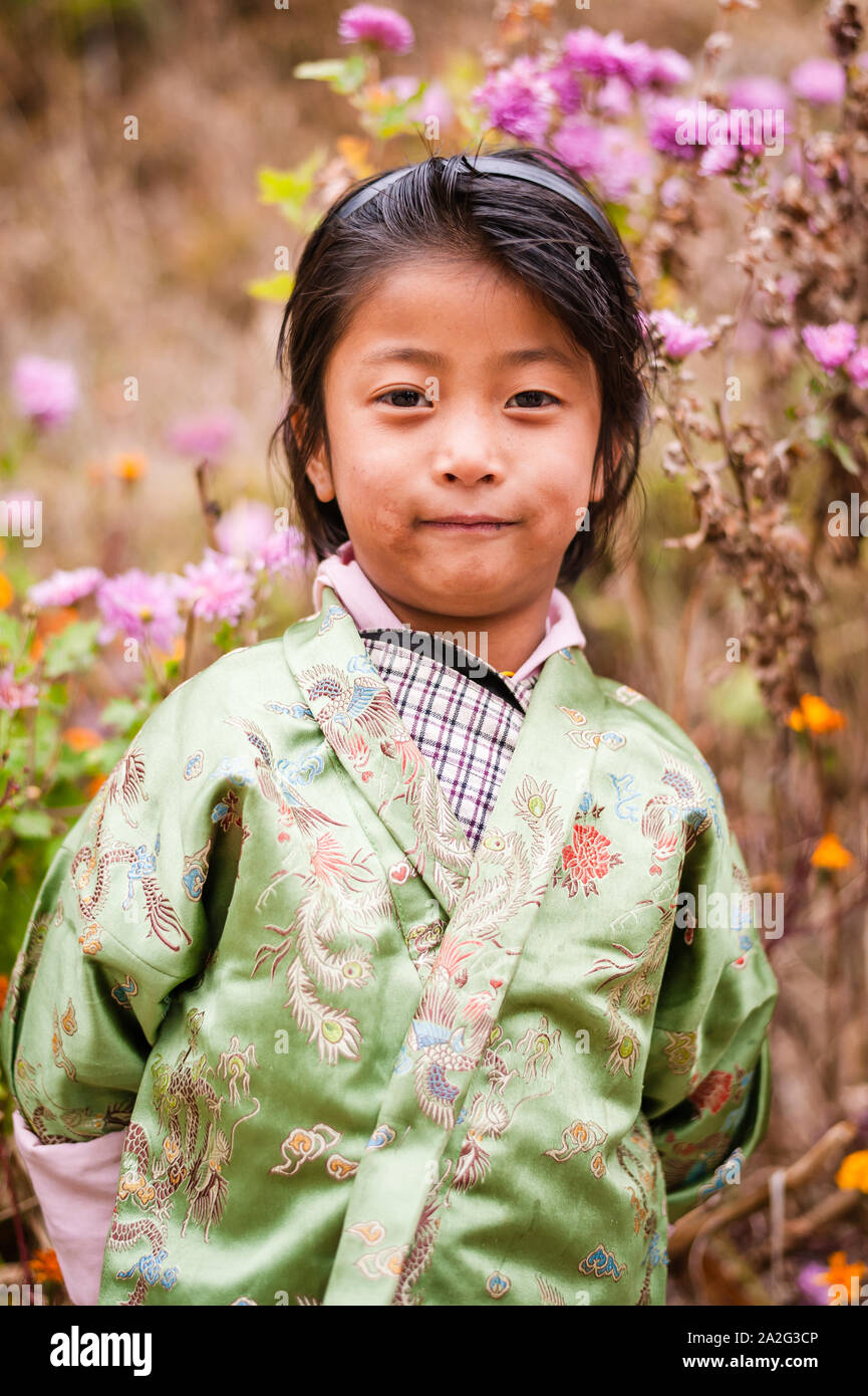 Bhutan traditional clothes hi-res stock photography and images - Alamy
