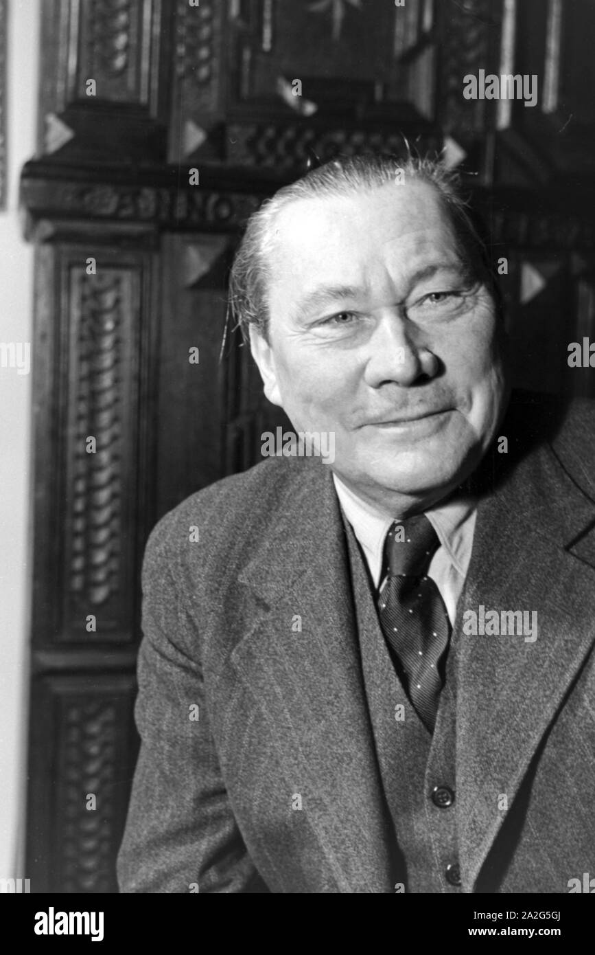 Der deutsche Schauspieler Paul Wegener in seinem Haus in Berlin ...