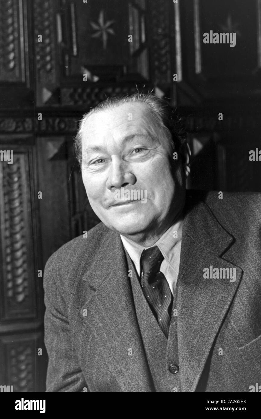 Der deutsche Schauspieler Paul Wegener in seinem Haus in Berlin ...