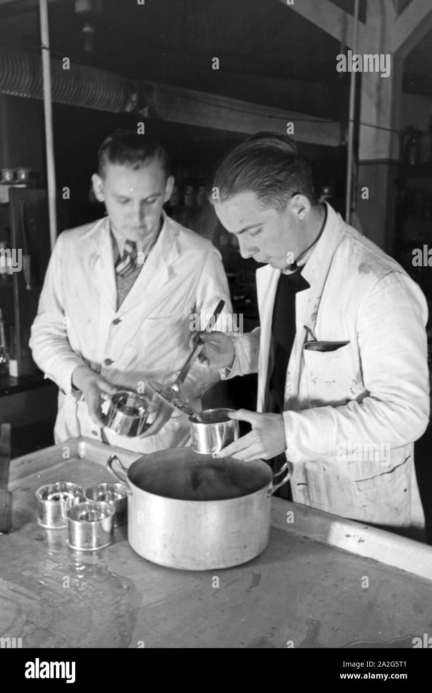 Food preparation 1930s hi-res stock photography and images - Alamy