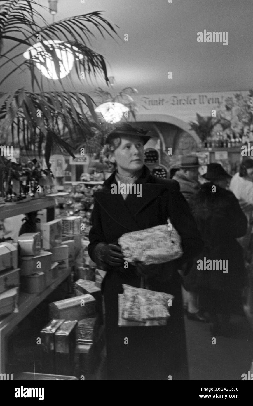 1930s woman shopping hi-res stock photography and images - Alamy
