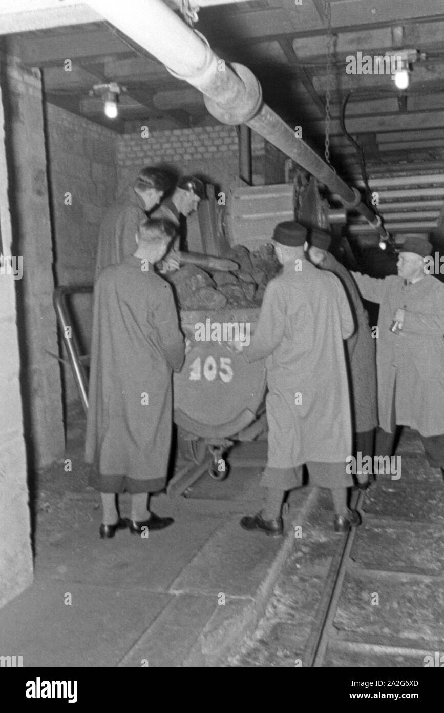 Eine Besuchergruppe bei einer Führung durch das Schaubergwerk Zeche ... Eine Besuchergruppe bei einer Führung durch das Schaubergwerk Zeche ...