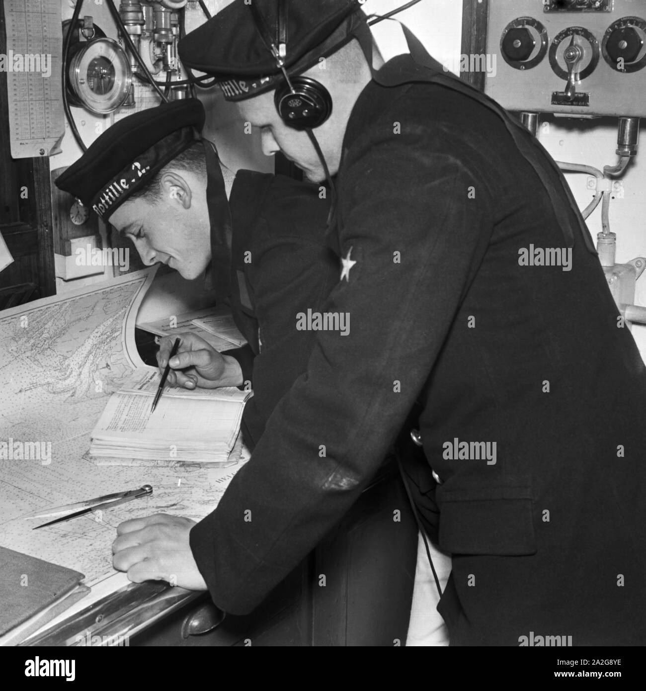 Der Funker und der Navigator der 2. Minensuch Flotille bei der ...