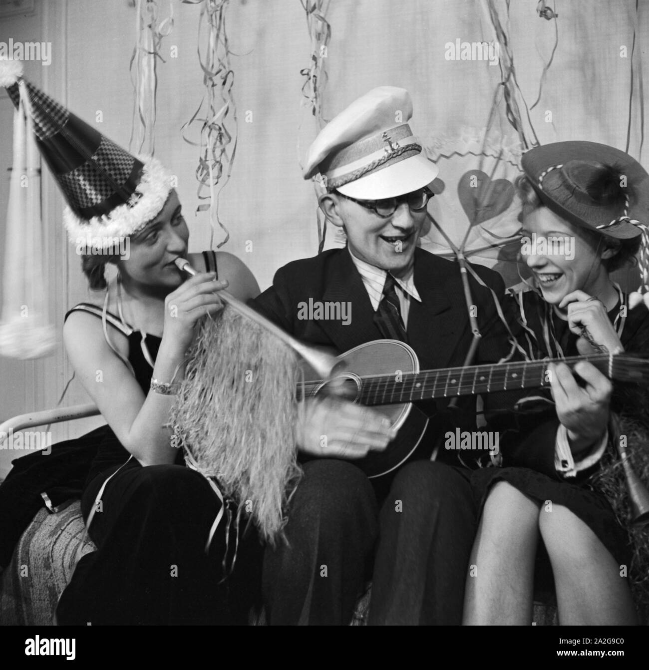 Gäste einer Silvesterparty, Deutsches Reich 1930er Jahre. Guests of a ...