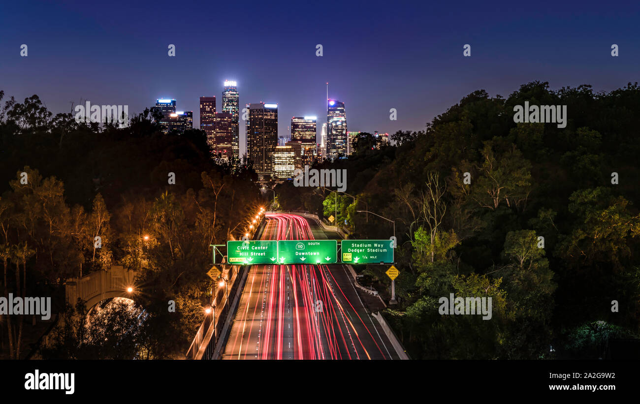 Los angeles skyline at night hi-res stock photography and images - Alamy