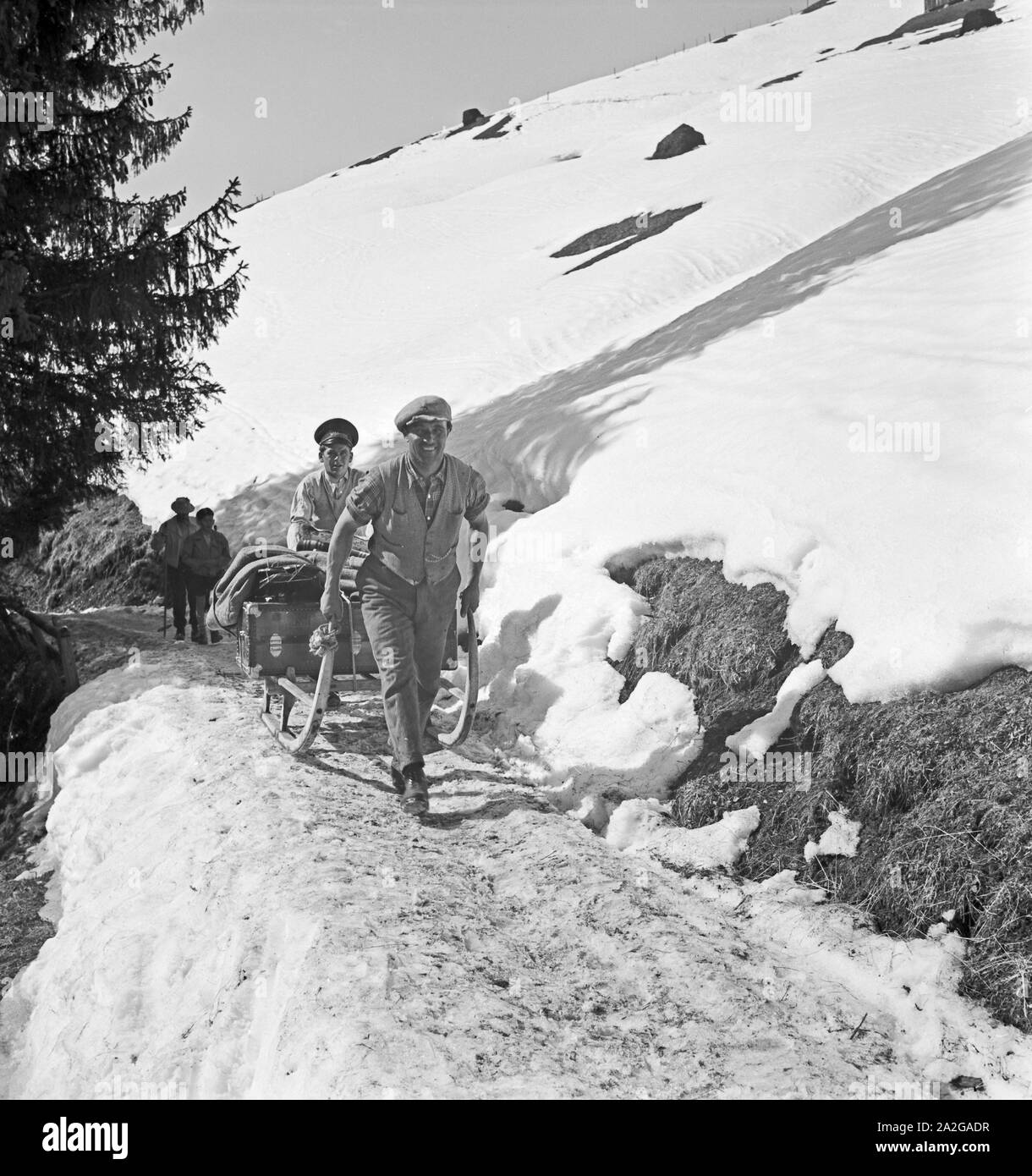 Ein Ausflug in ein Skigebiet in Bayern, Deutsches Reich 1930er Jahre. A ...
