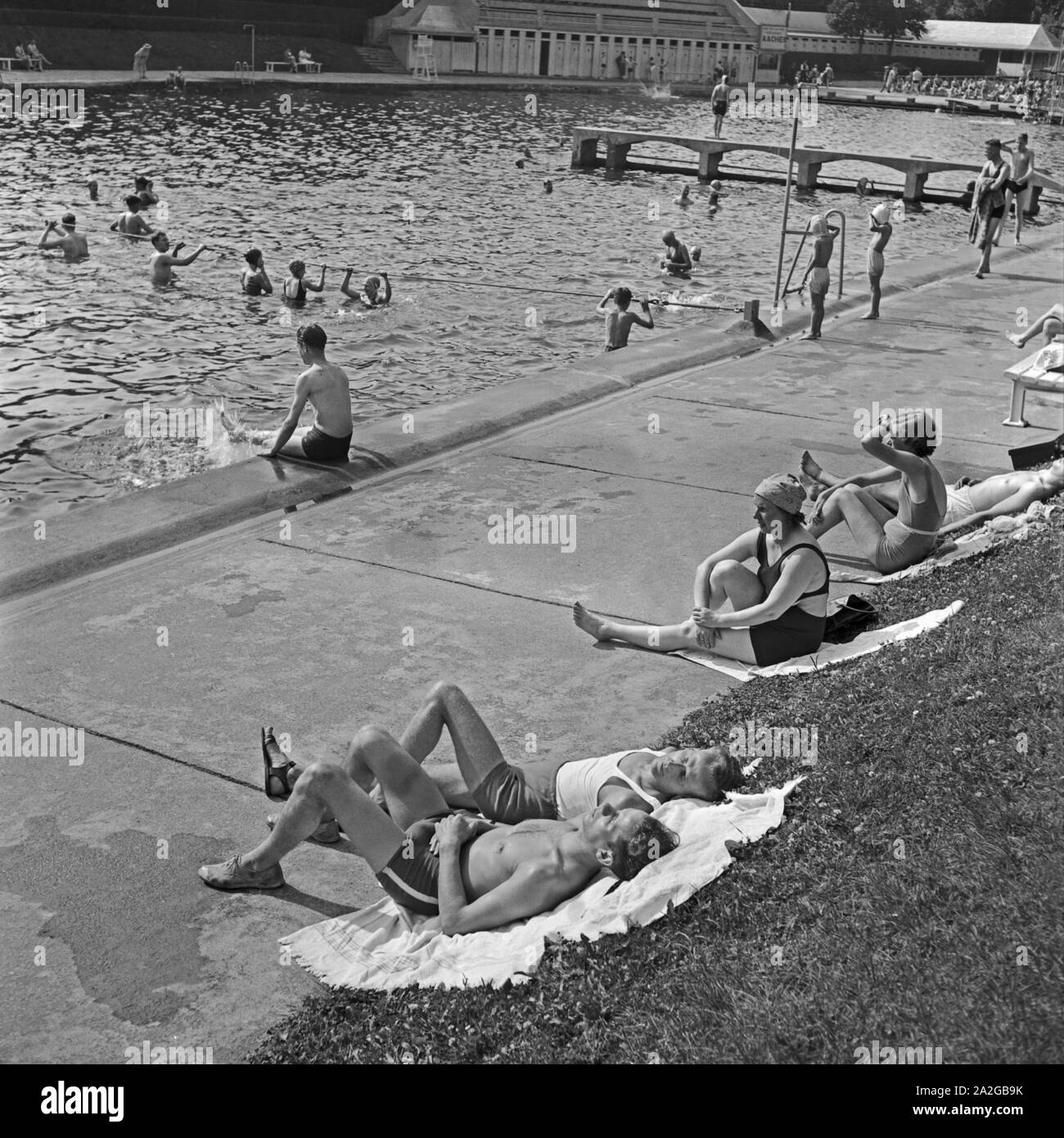 Besucher in einem Schwimmbad in Aachen, Deutschland 1930er Jahre ...