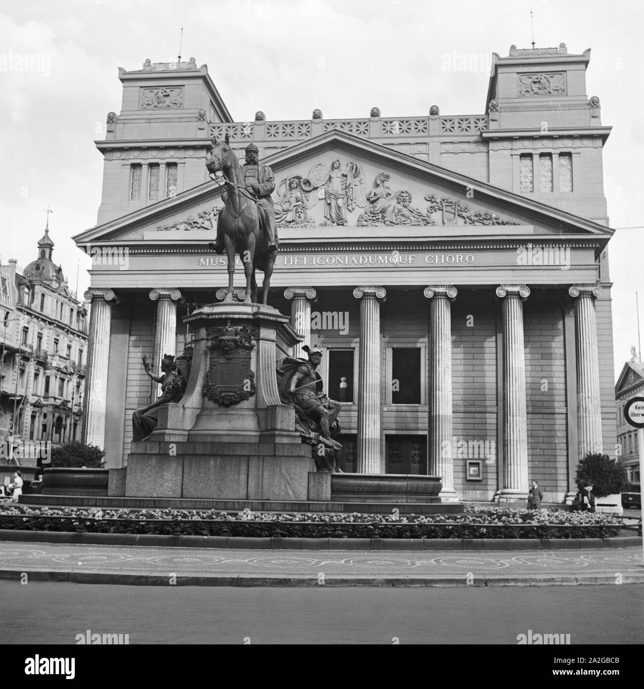 Das Theater und Kaiser Wilhelm Denkmal am Kapuzinergraben in Aachen ...