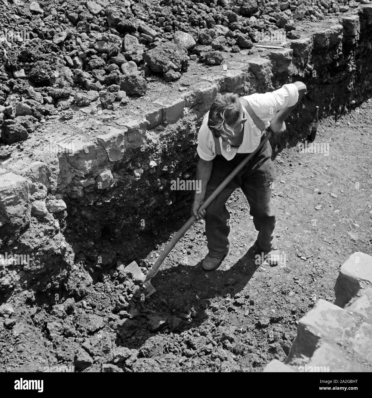 1930s construction worker Black and White Stock Photos & Images - Alamy